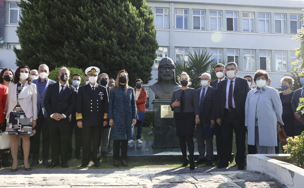 ÇAKA BEY BÜSTÜ, DEÜ REKTÖRLÜK BİNASI ÖNÜNDEKİ YERİNİ ALDI – MEDYA
