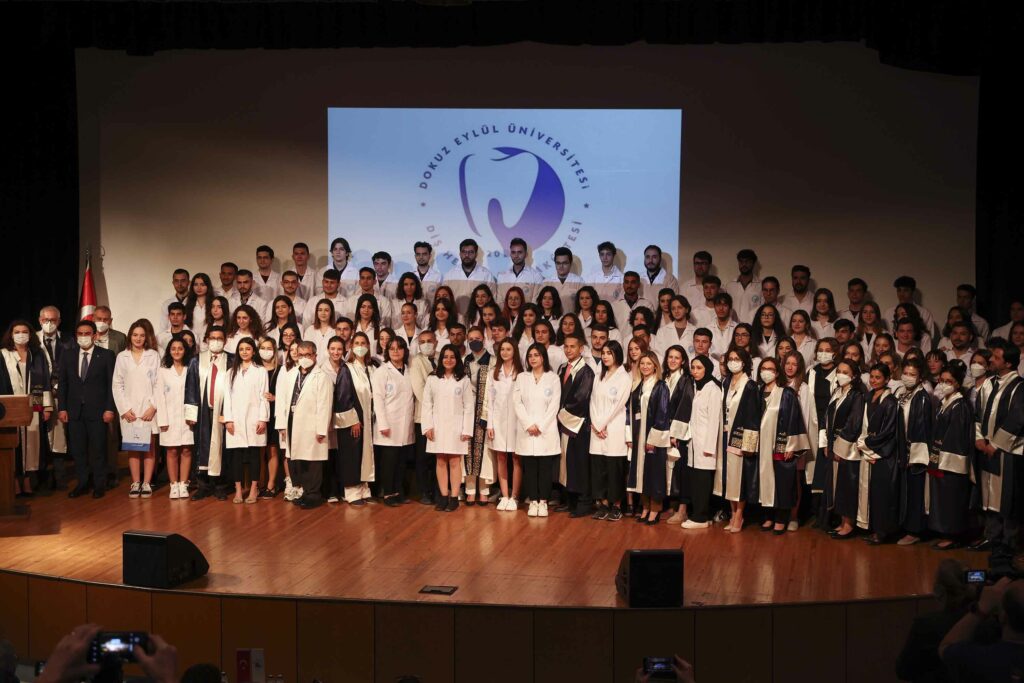 DEÜ DİŞ HEKİMİ ADAYLARI BEYAZ ÖNLÜKLERİNİ GİYDİ – MEDYA