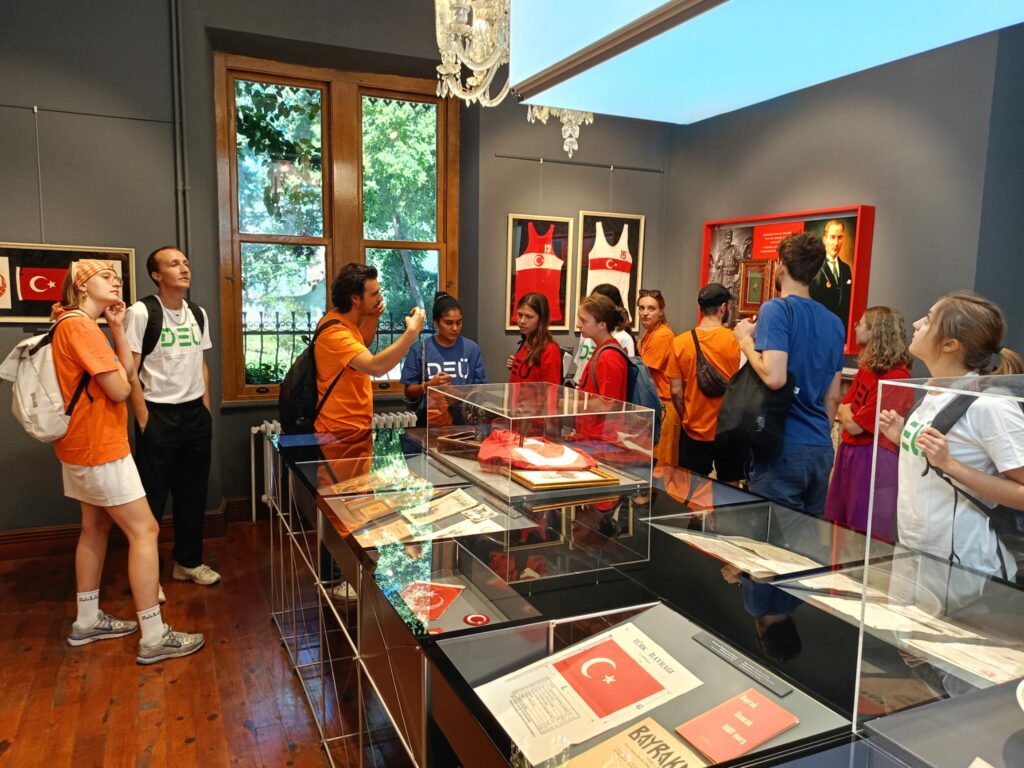 DEÜ YABANCI UYRUKLU ÖĞRENCİLERİNE TÜRK KÜLTÜRÜNÜ TANITIYOR – MEDYA